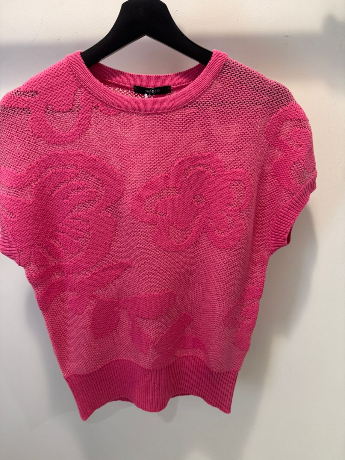 Emily flower jacquard Top cerise Iris & Co - Iris & Co Damesmode